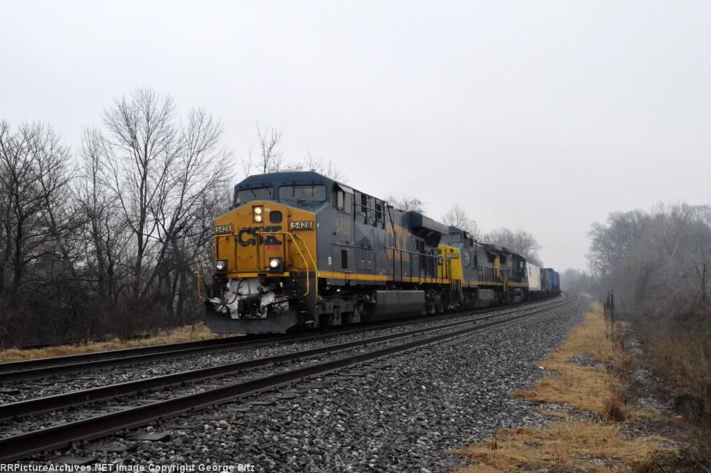 CSX 5428 and train Q033